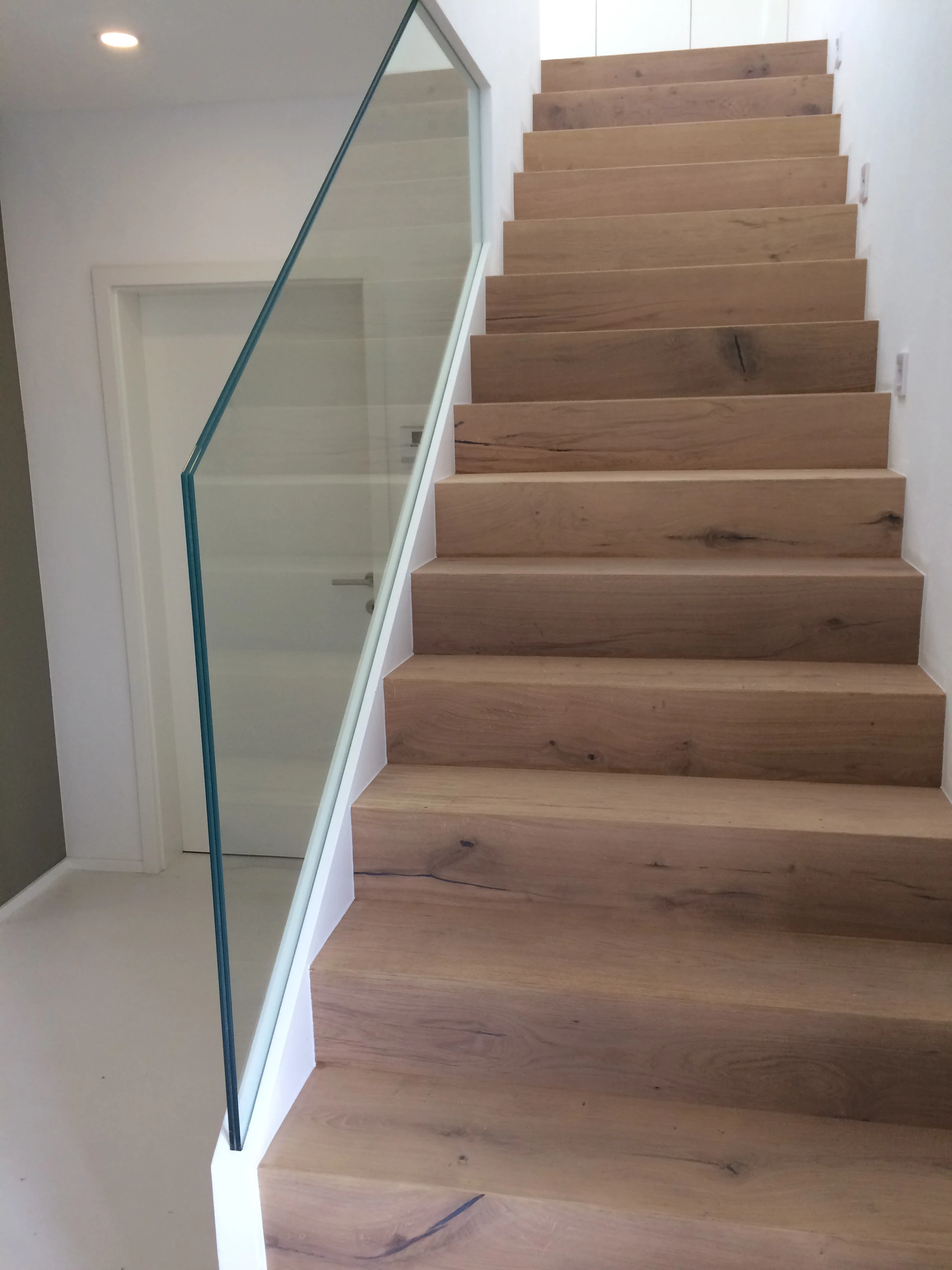 Betontreppen Verkleidung aus Eiche – Hochwertige Treppenrenovierung mit Holz